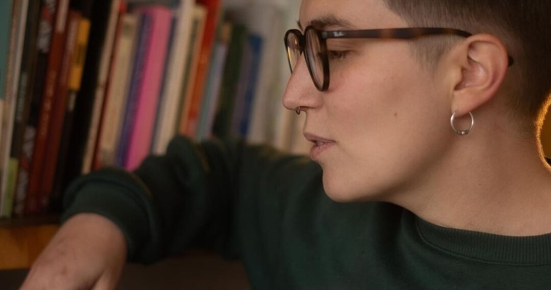 Conversación con Caro Mouat, escritor: Convertir la memoria en algo ...